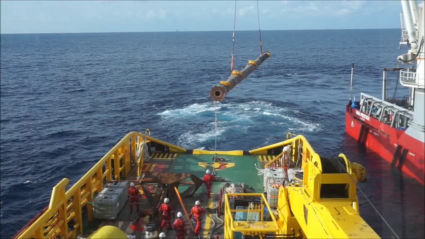 SARAWAK, MALAYSIA - JANUARY 31ST, 2017 : Lifting Of Spool Pipe By ...