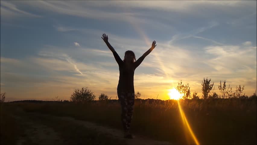 Success Pose Sunset Cliff Traveler Hands Up Concept HD Stok Video Klip ...