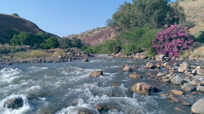 Water Flows In The Yarden River Videos de metraje en stock 27795442 ...
