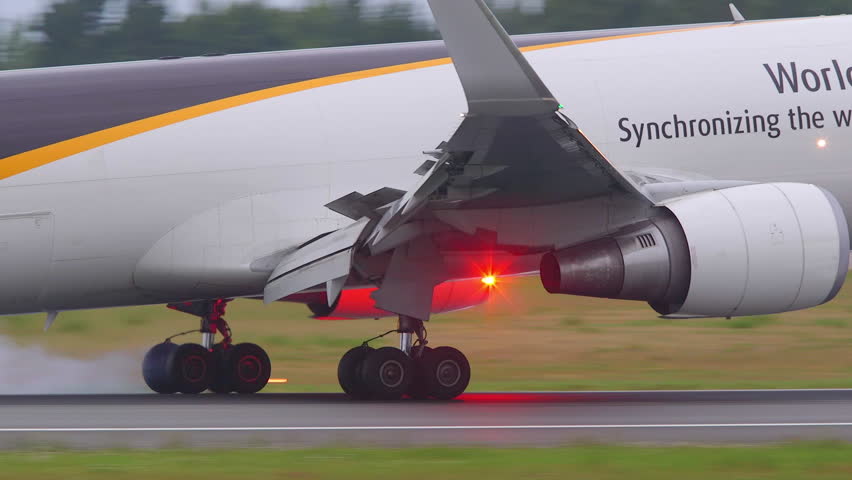 HUGE AIRPLANE DETAIL LANDING GEAR TOUCHDOWN - CA DECEMBER 2016 ...