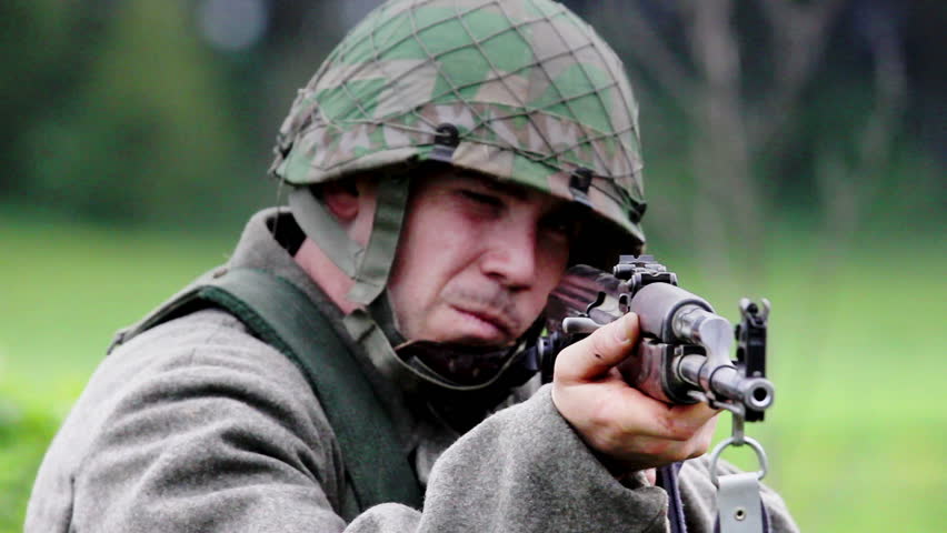 Стоковое видео «Soldier Loading Ak-47» (абсолютно без лицензионных ...