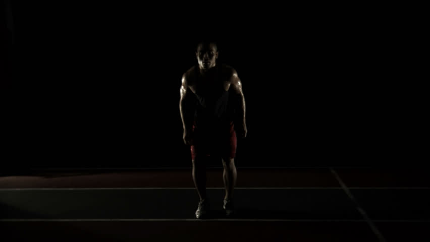 Videoclip de An athlete runs in place quickly and | Shutterstock